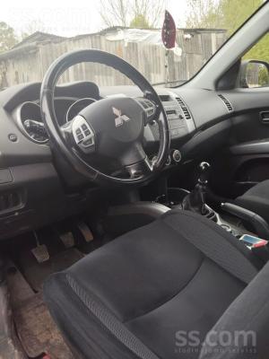 Pelēks Mitsubishi Outlander 2009 Daugavpils, ar dzinēja tilpumu 2.00 L un nobraukumu 283 tūkst. km par 3200 €, foto 5 vietnē AUTOMOTO.COM.LV