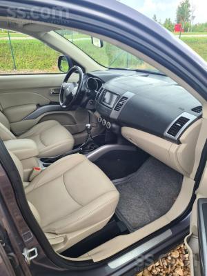 Pelēks Mitsubishi Outlander 2009 Ludza, ar dzinēja tilpumu 2.20 L un nobraukumu 0 tūkst. km par 5250 €, foto 11 vietnē AUTOMOTO.COM.LV