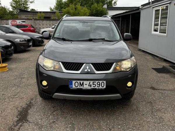Pelēks Mitsubishi Outlander 2009 Daugavpils, ar dzinēja tilpumu 2.20 L un nobraukumu 253 tūkst. km par 4300 €, foto 2 vietnē AUTOMOTO.COM.LV