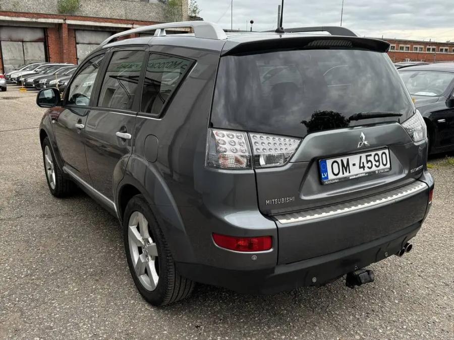 Grey Mitsubishi Outlander 2009 in Daugavpils, with an engine capacity of 2.20 L and mileage of 253 thousand km for 4300 €, photo 5 on AUTOMOTO.COM.LV