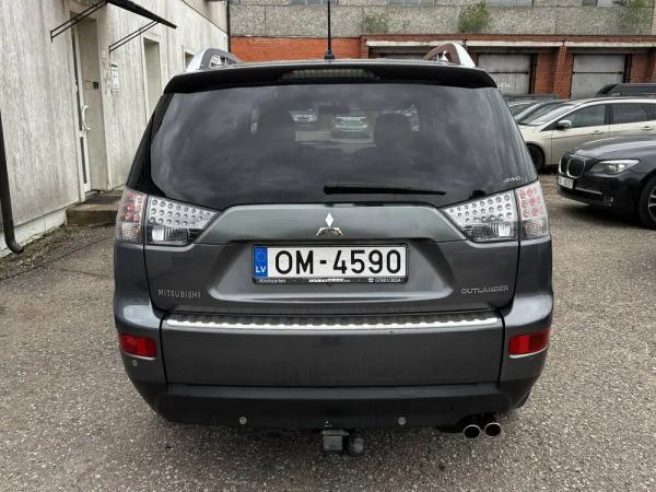 Pelēks Mitsubishi Outlander 2009 Daugavpils, ar dzinēja tilpumu 2.20 L un nobraukumu 253 tūkst. km par 4300 €, foto 5 vietnē AUTOMOTO.COM.LV