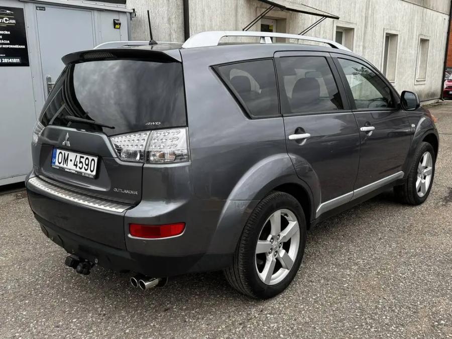 Grey Mitsubishi Outlander 2009 in Daugavpils, with an engine capacity of 2.20 L and mileage of 253 thousand km for 4300 €, photo 7 on AUTOMOTO.COM.LV