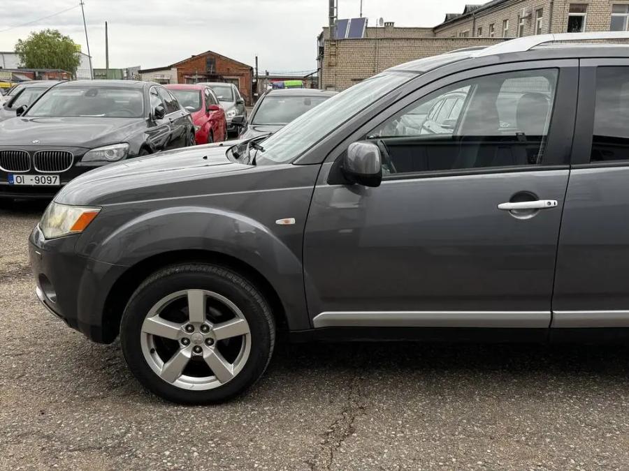 Grey Mitsubishi Outlander 2009 in Daugavpils, with an engine capacity of 2.20 L and mileage of 253 thousand km for 4300 €, photo 8 on AUTOMOTO.COM.LV