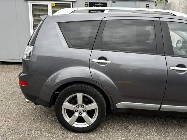 Pelēks Mitsubishi Outlander 2009 Daugavpils, ar dzinēja tilpumu 2.20 L un nobraukumu 253 tūkst. km par 4300 €, foto 8 vietnē AUTOMOTO.COM.LV