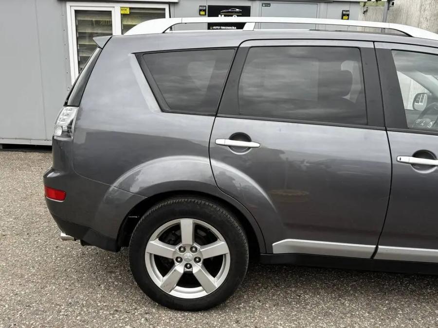 Grey Mitsubishi Outlander 2009 in Daugavpils, with an engine capacity of 2.20 L and mileage of 253 thousand km for 4300 €, photo 9 on AUTOMOTO.COM.LV