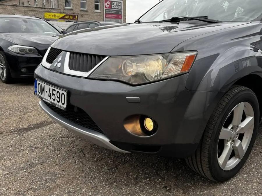 Grey Mitsubishi Outlander 2009 in Daugavpils, with an engine capacity of 2.20 L and mileage of 253 thousand km for 4300 €, photo 10 on AUTOMOTO.COM.LV