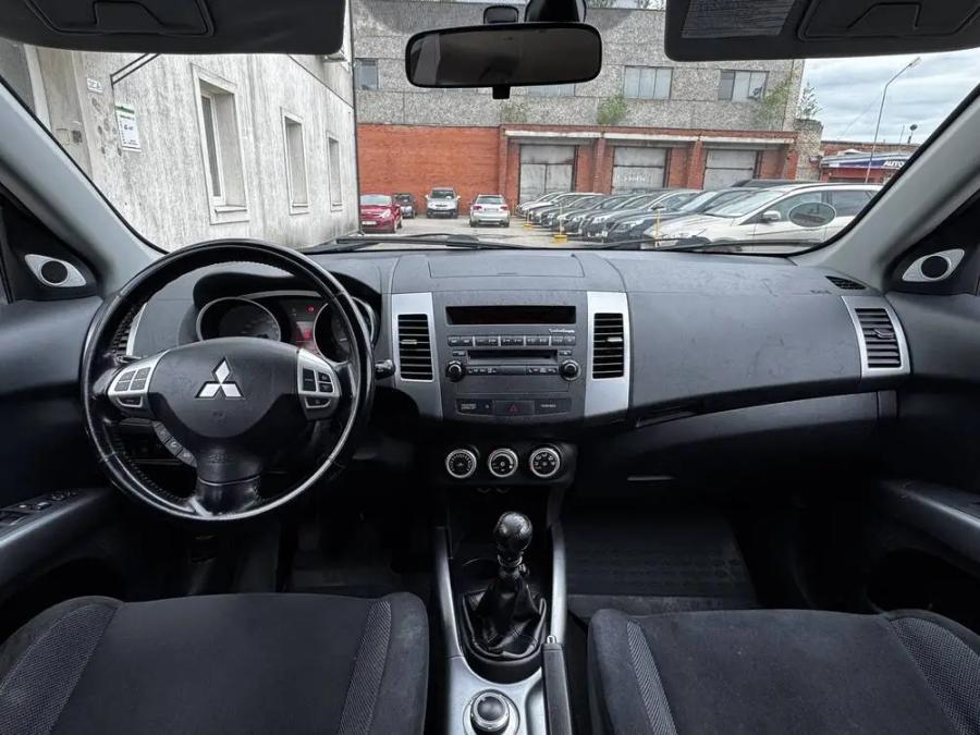 Grey Mitsubishi Outlander 2009 in Daugavpils, with an engine capacity of 2.20 L and mileage of 253 thousand km for 4300 €, photo 15 on AUTOMOTO.COM.LV