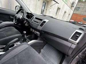 Grey Mitsubishi Outlander 2009 in Daugavpils, with an engine capacity of 2.20 L and mileage of 253 thousand km for 4300 €, photo 16 on AUTOMOTO.COM.LV