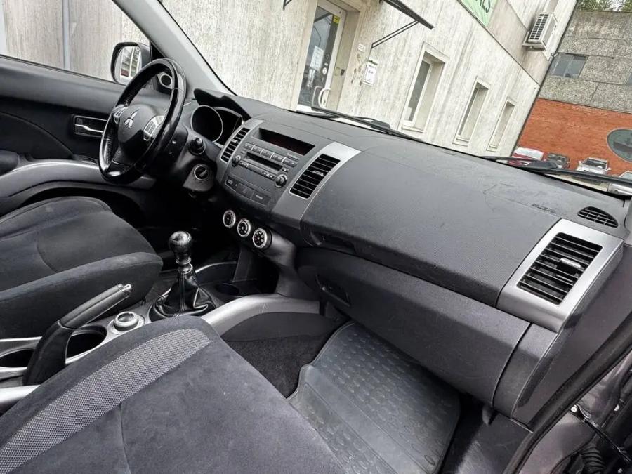 Grey Mitsubishi Outlander 2009 in Daugavpils, with an engine capacity of 2.20 L and mileage of 253 thousand km for 4300 €, photo 16 on AUTOMOTO.COM.LV
