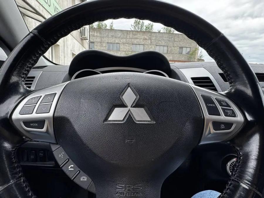 Grey Mitsubishi Outlander 2009 in Daugavpils, with an engine capacity of 2.20 L and mileage of 253 thousand km for 4300 €, photo 18 on AUTOMOTO.COM.LV