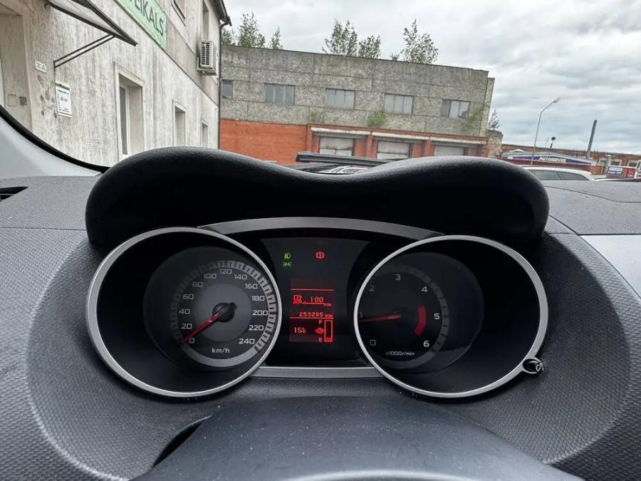 Grey Mitsubishi Outlander 2009 in Daugavpils, with an engine capacity of 2.20 L and mileage of 253 thousand km for 4300 €, photo 19 on AUTOMOTO.COM.LV