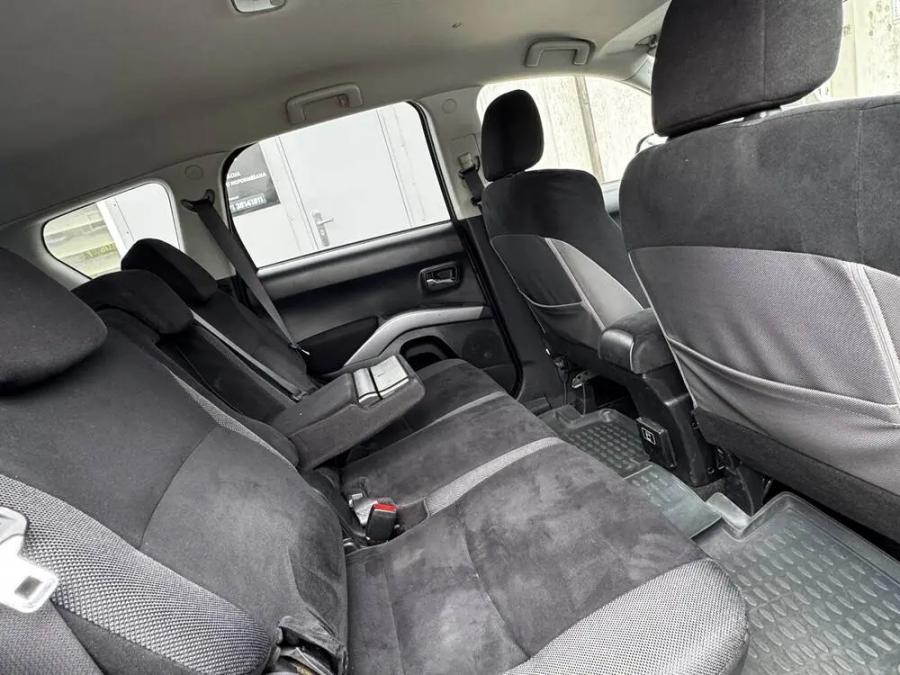 Grey Mitsubishi Outlander 2009 in Daugavpils, with an engine capacity of 2.20 L and mileage of 253 thousand km for 4300 €, photo 25 on AUTOMOTO.COM.LV