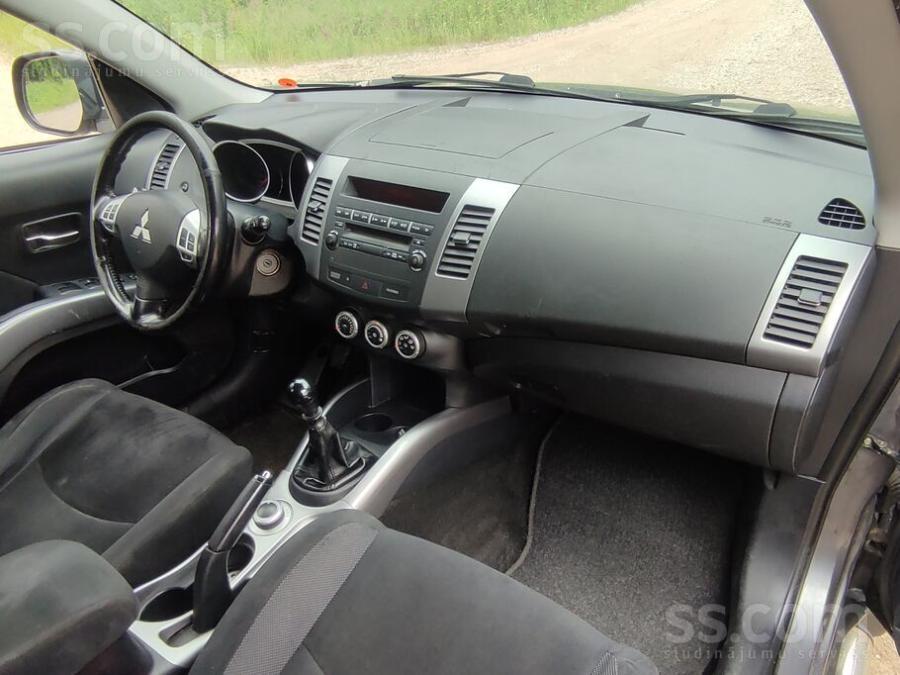 Pelēks Mitsubishi Outlander 2009 Talsi, ar dzinēja tilpumu 2.00 L un nobraukumu 405 tūkst. km par 1950 €, foto 8 vietnē AUTOMOTO.COM.LV