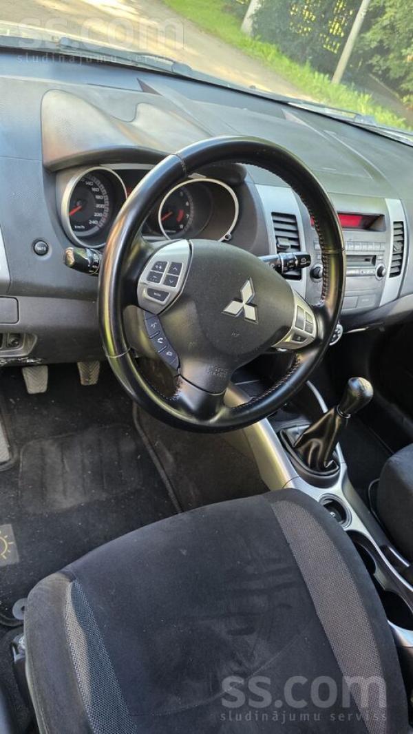 Pelēks Mitsubishi Outlander 2009 Aizkraukle, ar dzinēja tilpumu 2.40 L un nobraukumu 244 tūkst. km par 3800 €, foto 7 vietnē AUTOMOTO.COM.LV
