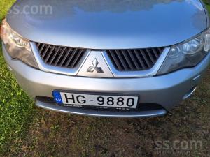 Pelēks Mitsubishi Outlander 2009 Rīga, ar dzinēja tilpumu 2.40 L un nobraukumu 304 tūkst. km par 4300 €, foto  vietnē AUTOMOTO.COM.LV