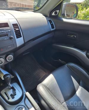 Pelēks Mitsubishi Outlander 2009 Rīga, ar dzinēja tilpumu 2.40 L un nobraukumu 304 tūkst. km par 4300 €, foto 7 vietnē AUTOMOTO.COM.LV