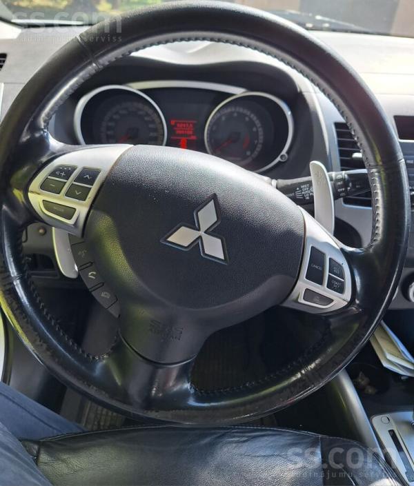 Grey Mitsubishi Outlander 2009 in Riga, with an engine capacity of 2.40 L and mileage of 304 thousand km for 4300 €, photo 7 on AUTOMOTO.COM.LV