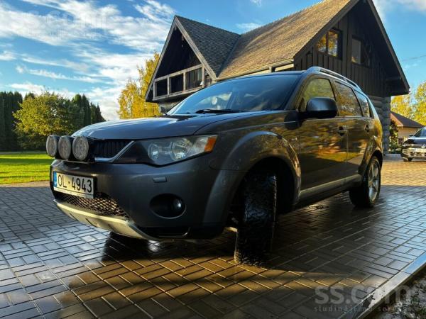 Grey Mitsubishi Outlander 2009 in Jelgava, with an engine capacity of 2.00 L and mileage of 257 thousand km for 4200 €, photo 1 on AUTOMOTO.COM.LV