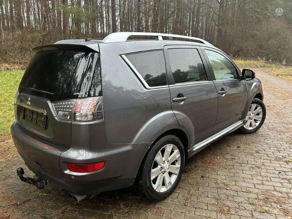 Grey Mitsubishi Outlander 2010 in Vilnius, with an engine capacity of 2.18 L and mileage of 383 thousand km for 4599 €, photo 4 on AUTOMOTO.COM.LV