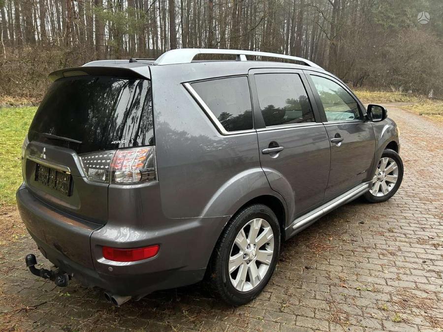 Grey Mitsubishi Outlander 2010 in Vilnius, with an engine capacity of 2.18 L and mileage of 383 thousand km for 4599 €, photo 4 on AUTOMOTO.COM.LV