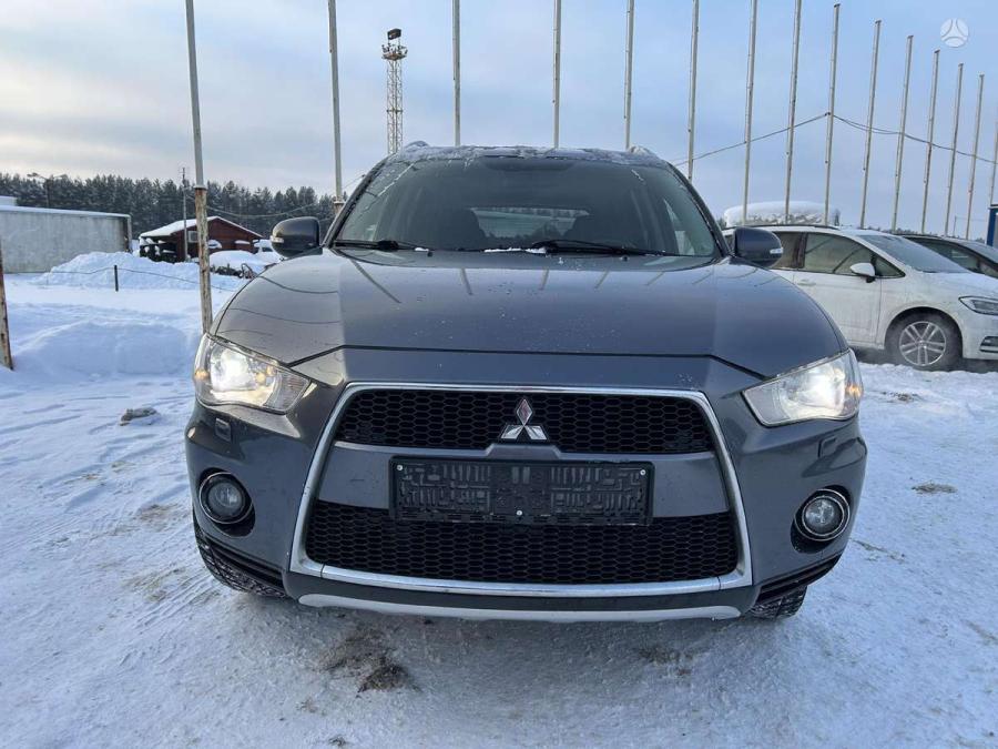 Pelēks Mitsubishi Outlander 2010 Viļņa, ar dzinēja tilpumu 2.18 L un nobraukumu 222 tūkst. km par 4400 €, foto 2 vietnē AUTOMOTO.COM.LV