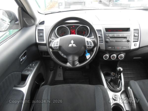 Pelēks Mitsubishi Outlander 2010 Viljandi, ar dzinēja tilpumu 2.00 L un nobraukumu 199 tūkst. km par 6990 €, foto 5 vietnē AUTOMOTO.COM.LV