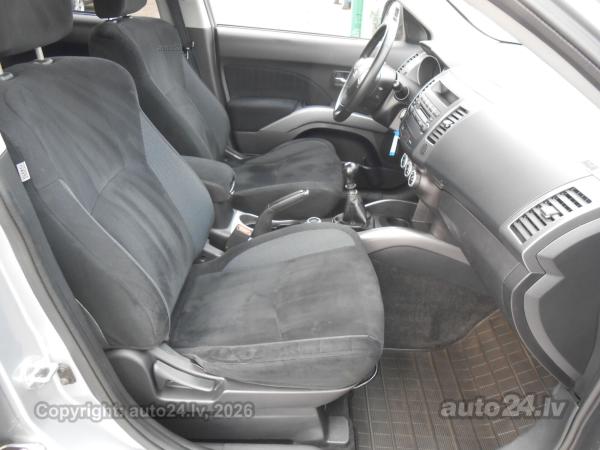Pelēks Mitsubishi Outlander 2010 Viljandi, ar dzinēja tilpumu 2.00 L un nobraukumu 199 tūkst. km par 6990 €, foto 9 vietnē AUTOMOTO.COM.LV