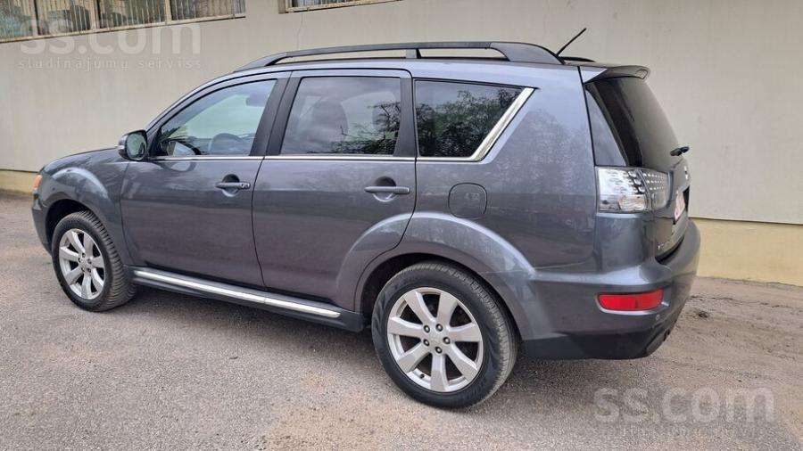 Pelēks Mitsubishi Outlander 2010 Ogre, ar dzinēja tilpumu 2.20 L un nobraukumu 213 tūkst. km par 5750 €, foto 3 vietnē AUTOMOTO.COM.LV
