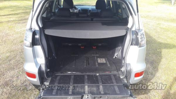 Pelēks Mitsubishi Outlander 2010 Jehvi, ar dzinēja tilpumu 2.20 L un nobraukumu 335 tūkst. km par 3900 €, foto 7 vietnē AUTOMOTO.COM.LV