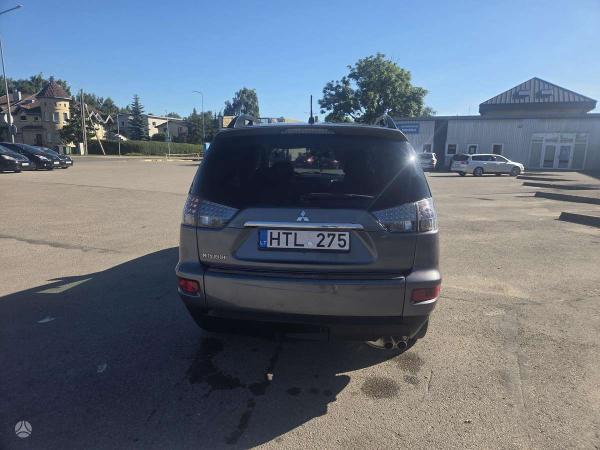 Grey Mitsubishi Outlander 2010 in Siauliai, with an engine capacity of 2.18 L and mileage of 275 thousand km for 5250 €, photo 5 on AUTOMOTO.COM.LV