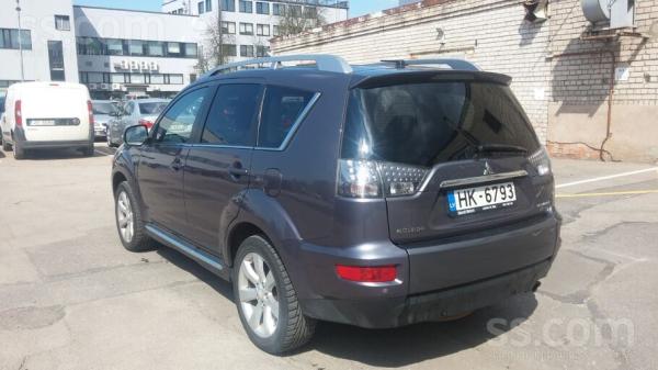 Grey Mitsubishi Outlander 2010 in Riga, with an engine capacity of 2.40 L and mileage of 238 thousand km for 3900 €, photo 1 on AUTOMOTO.COM.LV