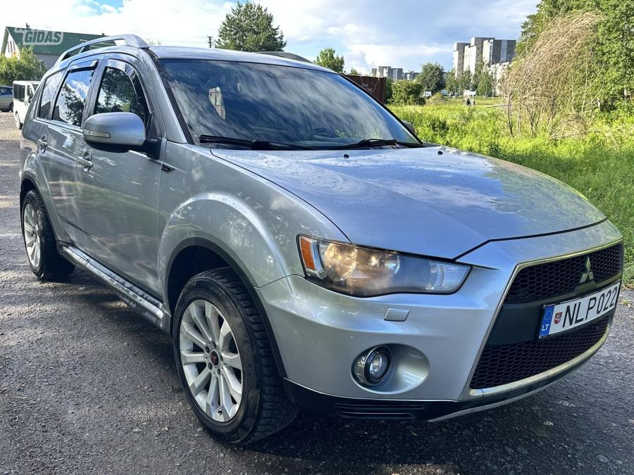 Grey Mitsubishi Outlander 2010 in Vilnius, with an engine capacity of 2.40 L and mileage of 318 thousand km for 4450 €, photo 3 on AUTOMOTO.COM.LV