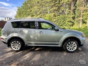 Grey Mitsubishi Outlander 2010 in Vilnius, with an engine capacity of 2.40 L and mileage of 318 thousand km for 4450 €, photo 4 on AUTOMOTO.COM.LV