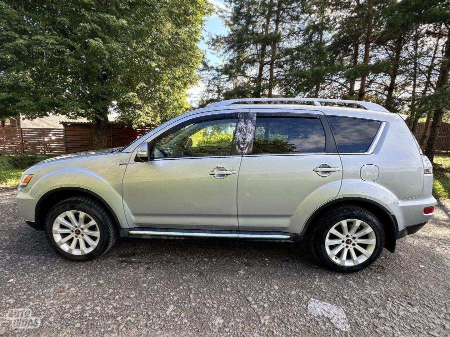 Grey Mitsubishi Outlander 2010 in Vilnius, with an engine capacity of 2.40 L and mileage of 318 thousand km for 4450 €, photo 5 on AUTOMOTO.COM.LV
