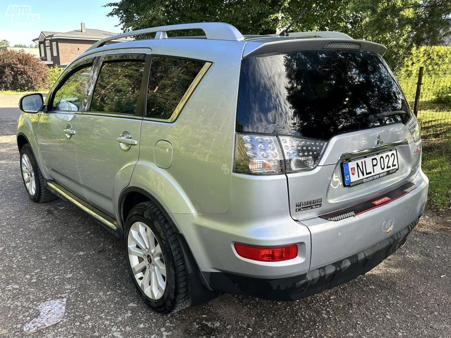 Grey Mitsubishi Outlander 2010 in Vilnius, with an engine capacity of 2.40 L and mileage of 318 thousand km for 4450 €, photo 7 on AUTOMOTO.COM.LV