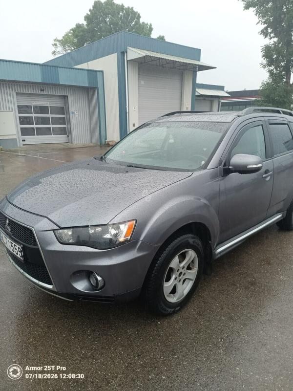 Grey Mitsubishi Outlander 2010 in Klaipeda, with an engine capacity of 2.40 L and mileage of 350 thousand km for 4999 €, photo 3 on AUTOMOTO.COM.LV