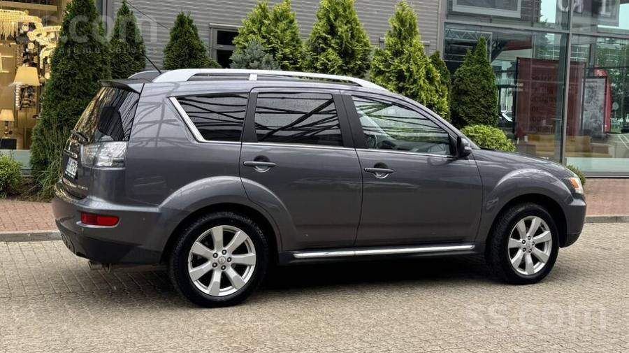 Grey Mitsubishi Outlander 2010 in Riga, with an engine capacity of 2.30 L and mileage of 238 thousand km for 3400 €, photo 3 on AUTOMOTO.COM.LV