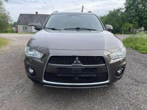Grey Mitsubishi Outlander 2010 in Ukmerge, with an engine capacity of 1.97 L and mileage of 234 thousand km for 3200 €, photo 3 on AUTOMOTO.COM.LV