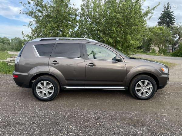 Grey Mitsubishi Outlander 2010 in Ukmerge, with an engine capacity of 1.97 L and mileage of 234 thousand km for 3200 €, photo 4 on AUTOMOTO.COM.LV