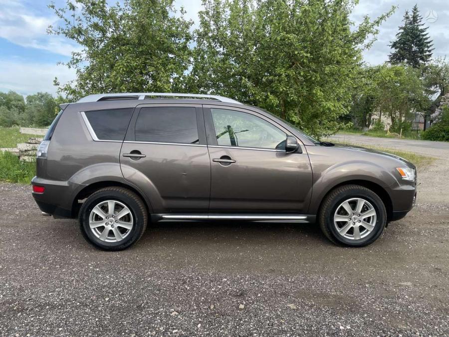 Grey Mitsubishi Outlander 2010 in Ukmerge, with an engine capacity of 1.97 L and mileage of 234 thousand km for 3200 €, photo 5 on AUTOMOTO.COM.LV
