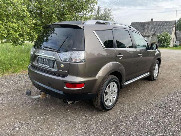 Grey Mitsubishi Outlander 2010 in Ukmerge, with an engine capacity of 1.97 L and mileage of 234 thousand km for 3200 €, photo 5 on AUTOMOTO.COM.LV