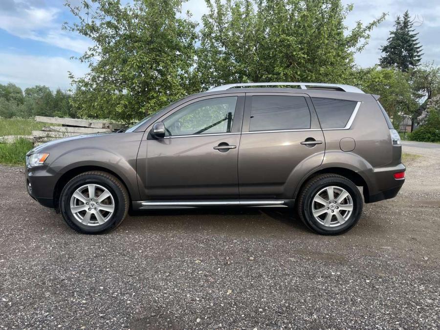 Grey Mitsubishi Outlander 2010 in Ukmerge, with an engine capacity of 1.97 L and mileage of 234 thousand km for 3200 €, photo 9 on AUTOMOTO.COM.LV