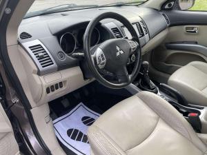 Grey Mitsubishi Outlander 2010 in Ukmerge, with an engine capacity of 1.97 L and mileage of 234 thousand km for 3200 €, photo 10 on AUTOMOTO.COM.LV