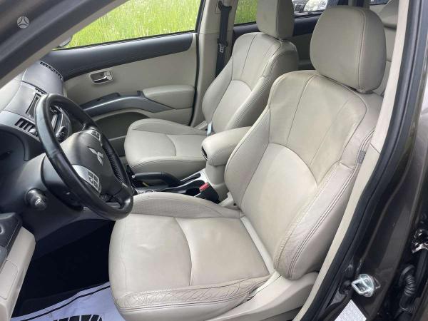 Grey Mitsubishi Outlander 2010 in Ukmerge, with an engine capacity of 1.97 L and mileage of 234 thousand km for 3200 €, photo 10 on AUTOMOTO.COM.LV