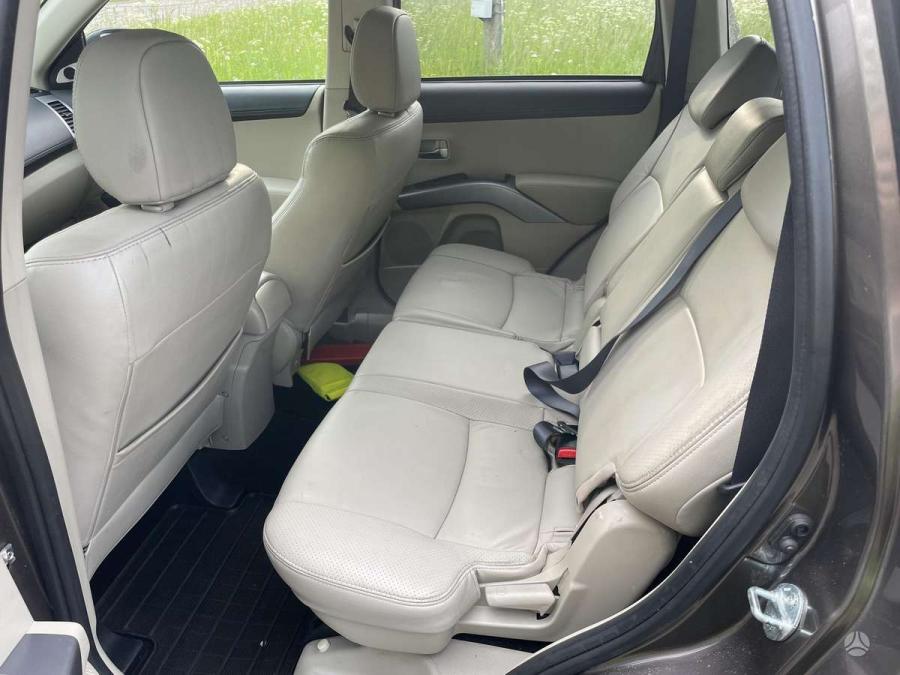 Grey Mitsubishi Outlander 2010 in Ukmerge, with an engine capacity of 1.97 L and mileage of 234 thousand km for 3200 €, photo 13 on AUTOMOTO.COM.LV