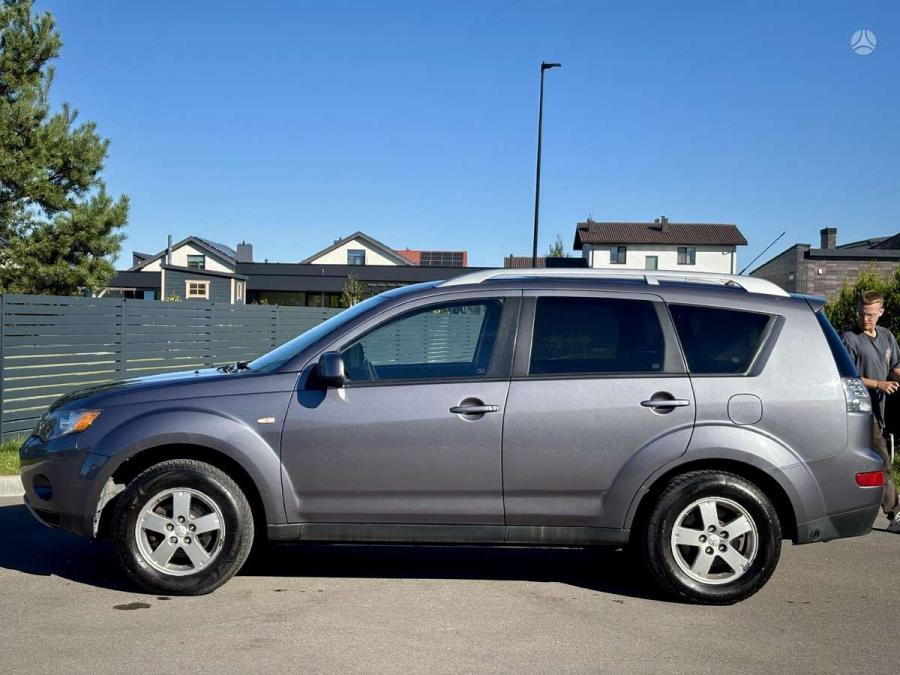 Grey Mitsubishi Outlander 2011 in Vilnius, with an engine capacity of 3.00 L and mileage of 220 thousand km for 3750 €, photo 2 on AUTOMOTO.COM.LV