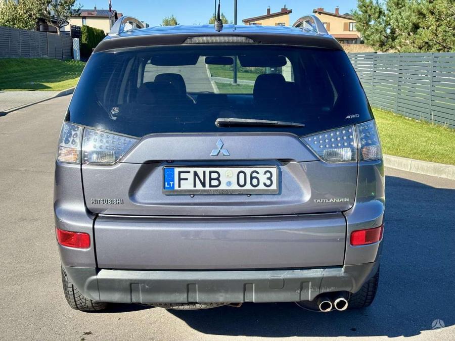 Grey Mitsubishi Outlander 2011 in Vilnius, with an engine capacity of 3.00 L and mileage of 220 thousand km for 3750 €, photo 4 on AUTOMOTO.COM.LV