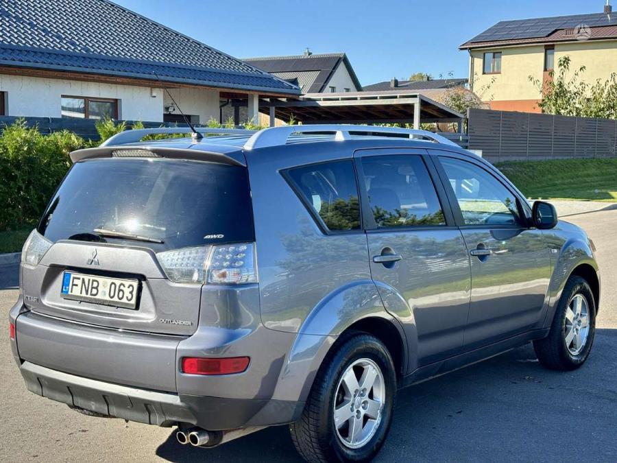 Grey Mitsubishi Outlander 2011 in Vilnius, with an engine capacity of 3.00 L and mileage of 220 thousand km for 3750 €, photo 5 on AUTOMOTO.COM.LV
