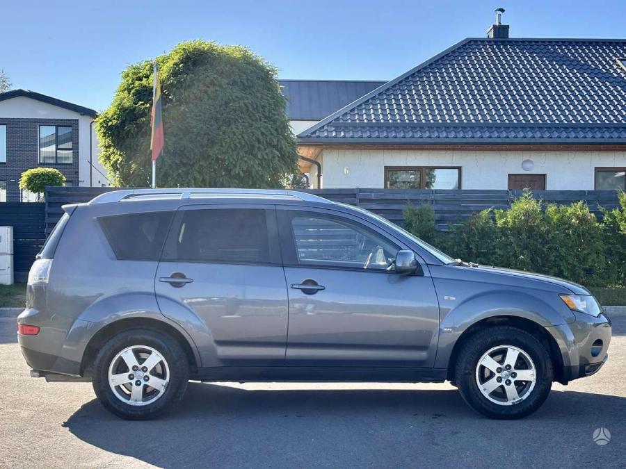 Grey Mitsubishi Outlander 2011 in Vilnius, with an engine capacity of 3.00 L and mileage of 220 thousand km for 3750 €, photo 6 on AUTOMOTO.COM.LV