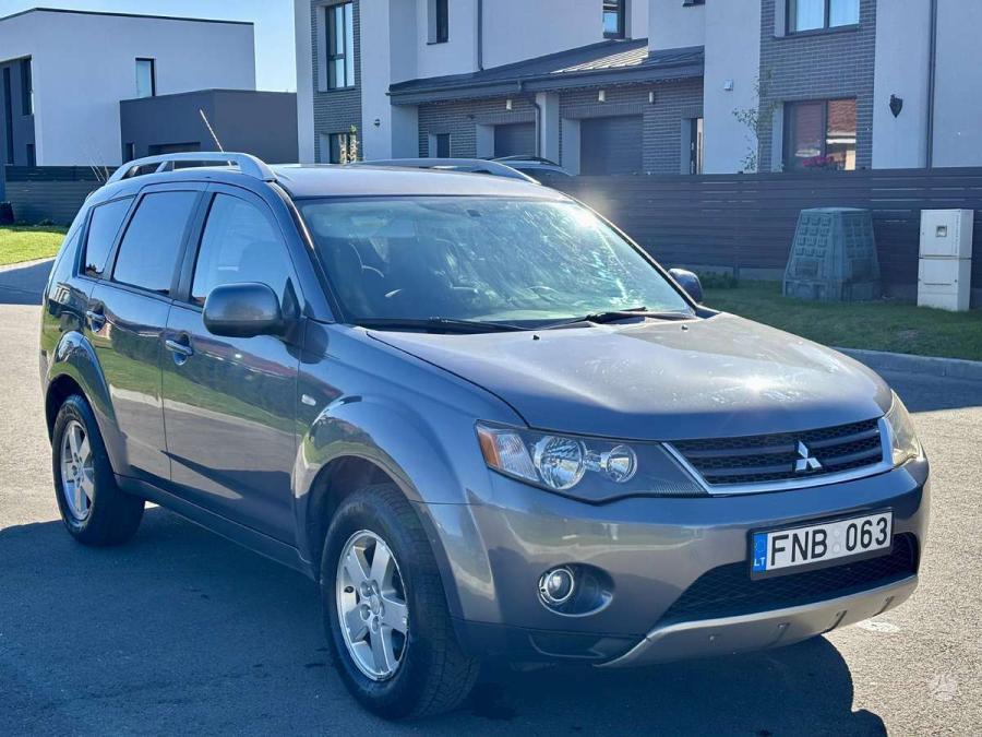 Grey Mitsubishi Outlander 2011 in Vilnius, with an engine capacity of 3.00 L and mileage of 220 thousand km for 3750 €, photo 7 on AUTOMOTO.COM.LV